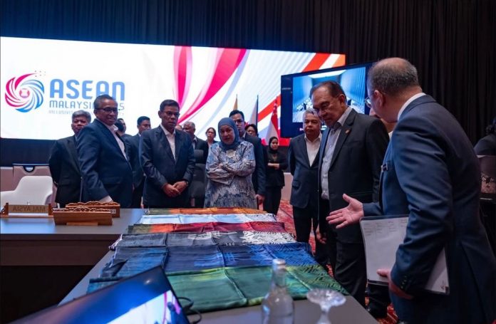 Malaysian Batik Shines at ASEAN Chairmanship 2025 Gala Dinner with ...